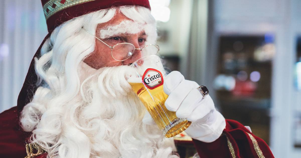 Sinterklaas drinkt pintje op café | Hasselt | hln.be