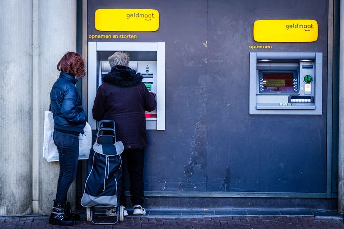 Nieuwe manier van geld pinnen in Winterswijk: ‘Hier kan je om hulp ...