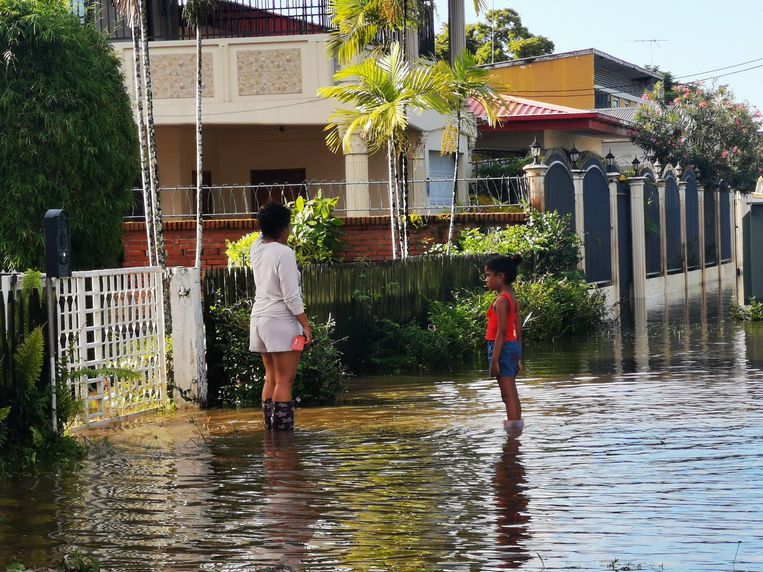 Het is dweilen met de kraan open in overstroomd Paramaribo | Trouw
