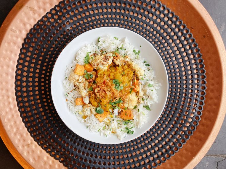 De Volkskeuken: Indiase dahl met geroosterde groenten | De Volkskrant