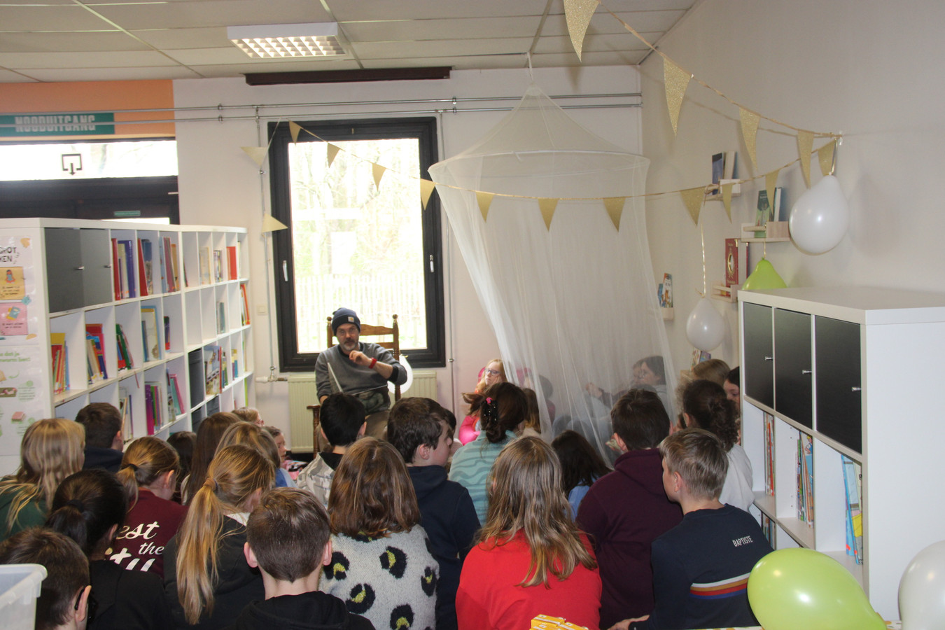 Radio 2-omroeper Michaël Janart leest nieuwe schoolbib De Wondergrot in ...