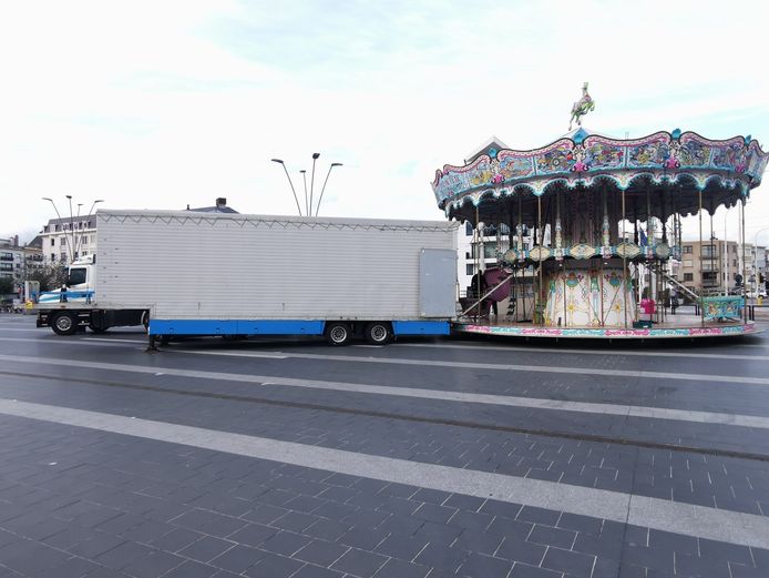 De carrousel op het Koning Leopold III-plein keert terug naar zijn ...