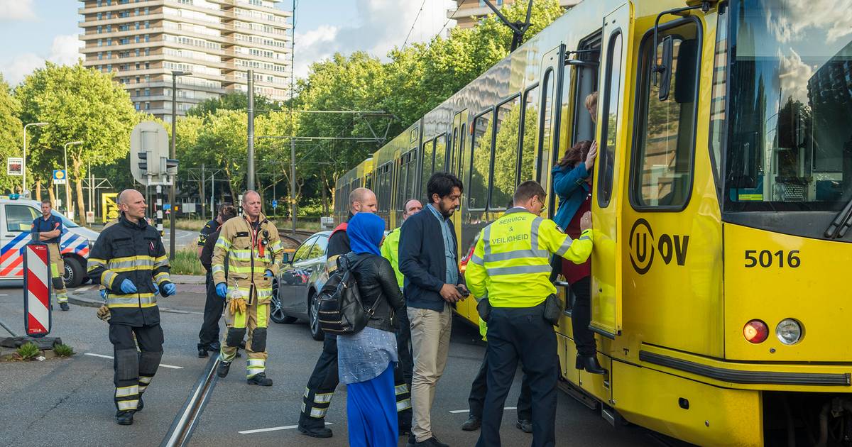Auto botst op sneltram aan Beneluxlaan in Utrecht | Utrecht | AD.nl