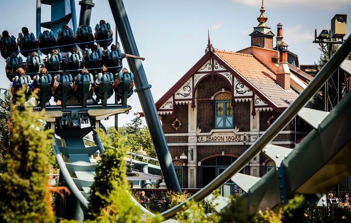 Met Capelse jongeren naar pretpark | Rotterdam | AD.nl