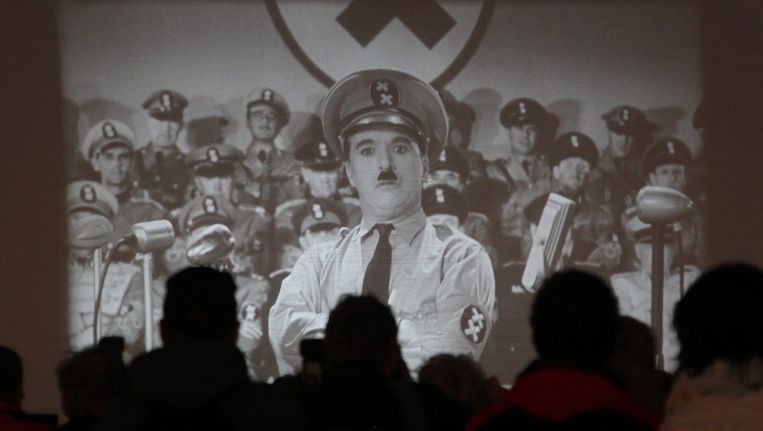 Charlie Chaplins Hitler-imitatie op mega doek Berlijn | De Volkskrant