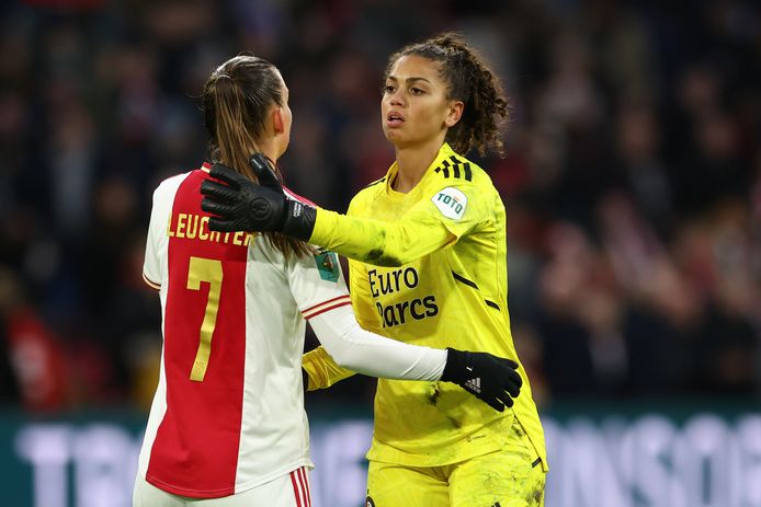 Nieuw hoofdstuk in ‘opmerkelijke’ carrière Feyenoord-keeper Jacintha ...