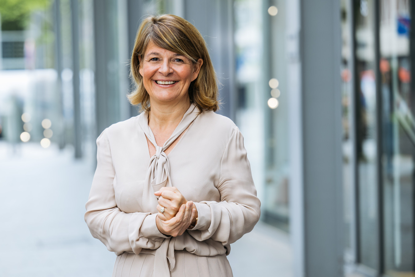 75 jaar geleden bouwde haar opa de eerste showroom voor badkamers ...