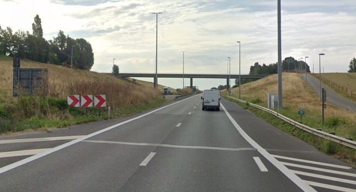 E403 krijgt herstel tussen Aalbeke en Rollegem: tot 10 mei moet alle verkeer over één rijstrook ...