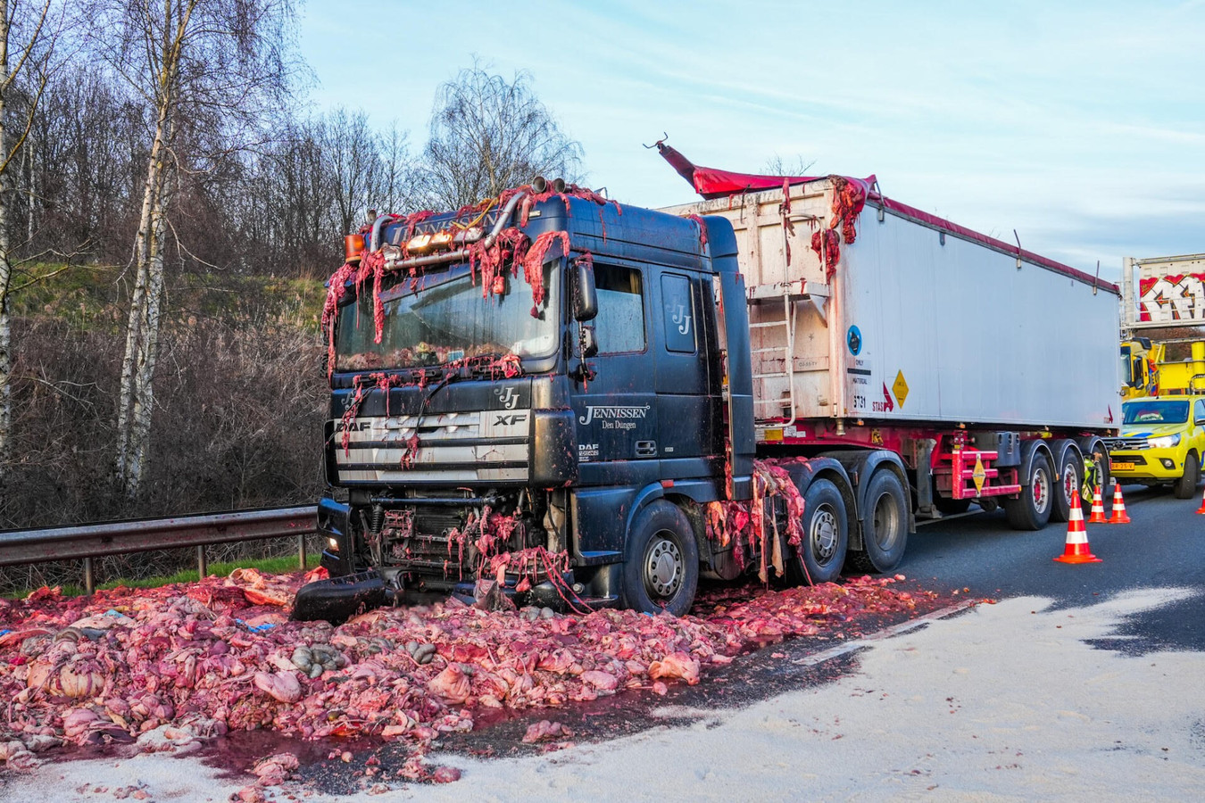 A67 bij Geldrop weer schoongemaakt na ravage door slachtafval ...