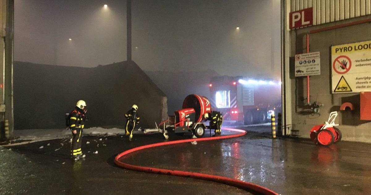 Brand in loods van afvalverwerker ATM in haven in Moerdijk | Moerdijk ...