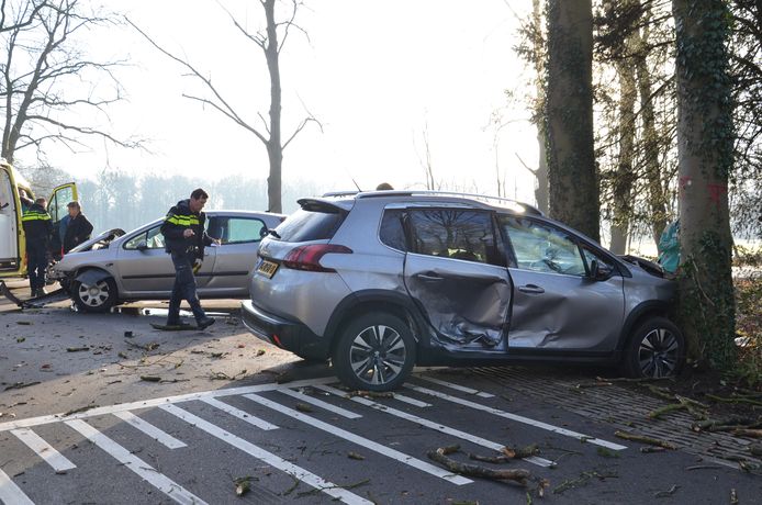 Flinke blikschade door botsing twee auto's op kruising bij Vorden | Bronckhorst | gelderlander.nl