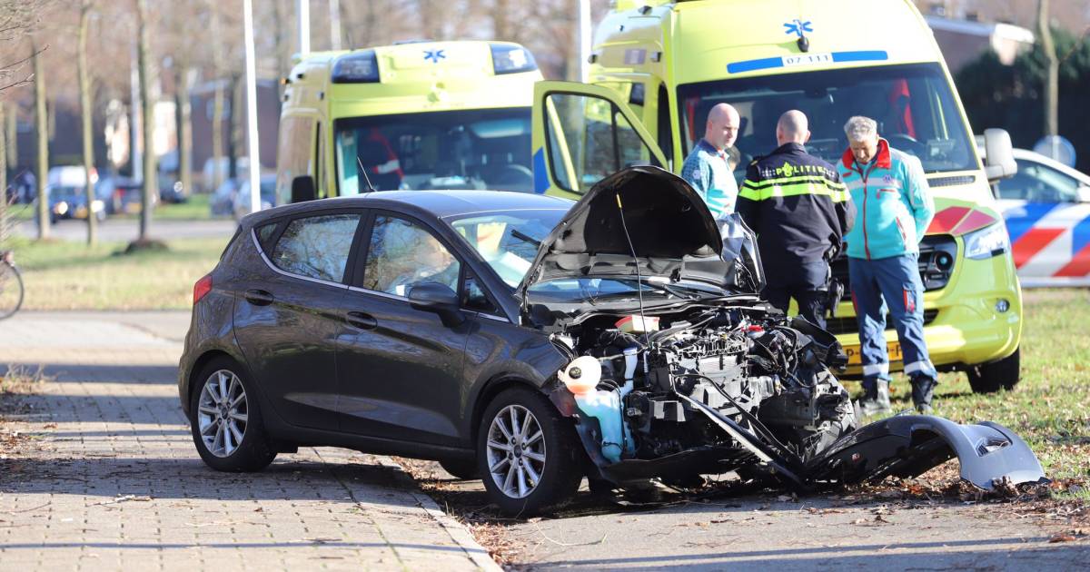 Automobilist verliest macht over stuur en raakt gewond in Ede | Ede | AD.nl