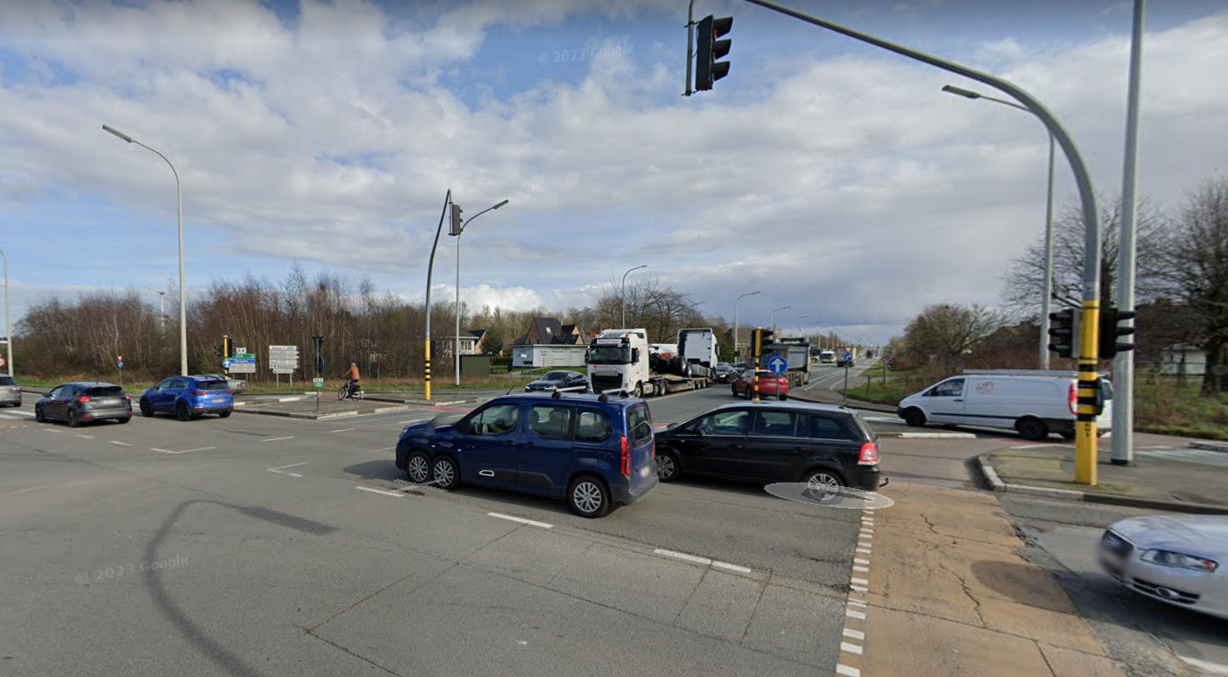 MUG crasht tegen Peugeot op kruispunt R4 ondanks sirene en zwaailichten | Foto | hln.be