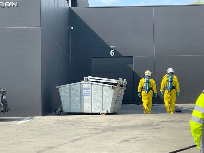 Brandweer beveiligt vat bij Muylle Facon in Izegem na reactie producten ...