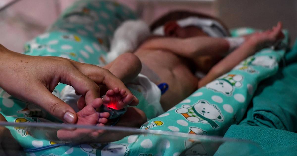 Levend begraven baby die gevonden werd tijdens uitvaart is op tijd ...