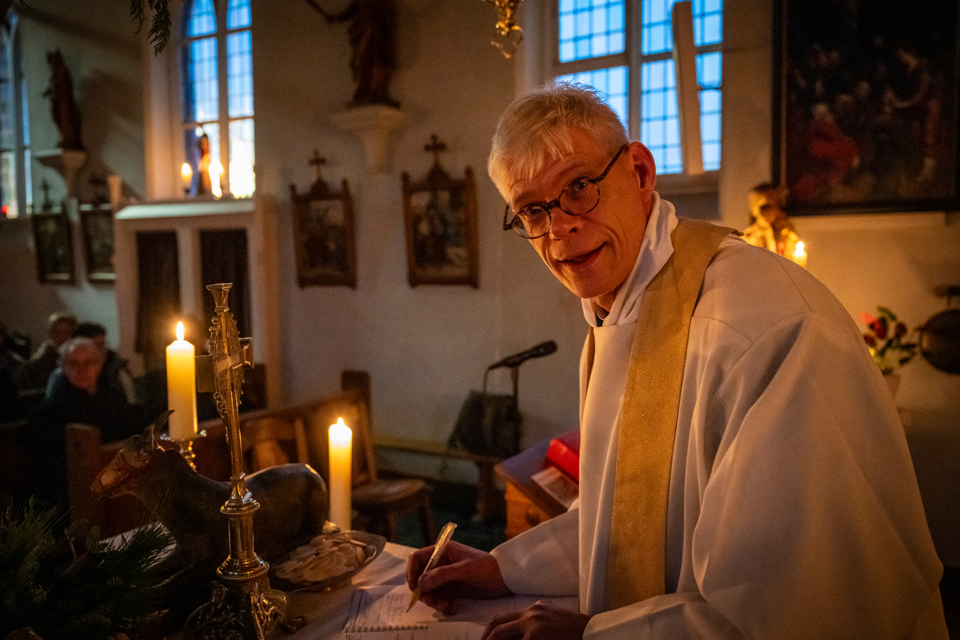 De pastoor sjeest tijdens kerstavond met zijn hond van dorp naar dorp ...