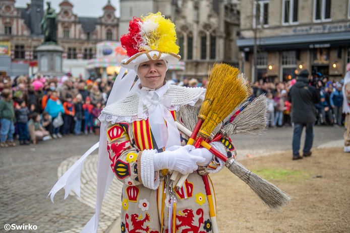 Vooroptocht van Aalsterse Gilles met aanstekelijke trommelgeluiden | Aalst | hln.be