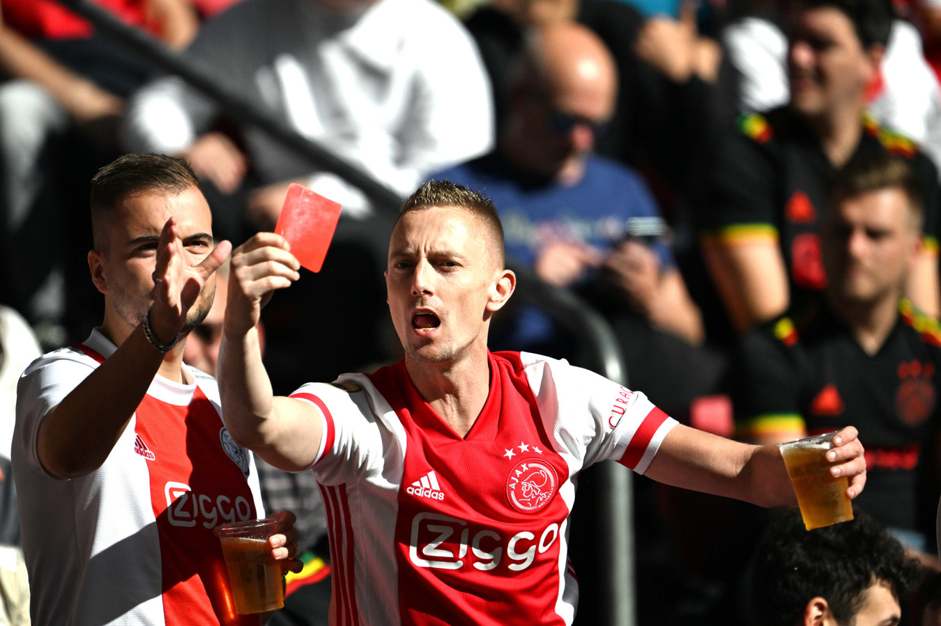 Ajax-fans kunnen leren van supporters van TOP Oss en Willem II, zij ...