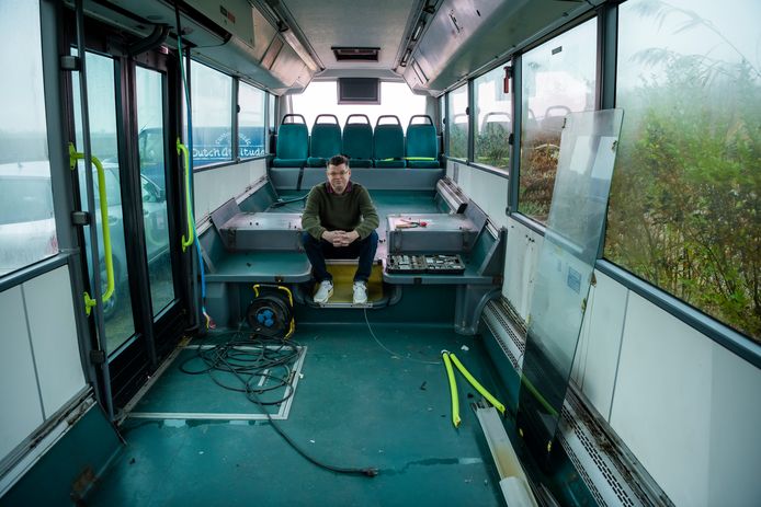 Jeroen is edelsmid, ontwerper en kunstenaar. Nu bouwt hij een stadsbus ...