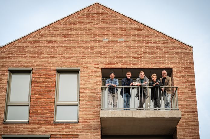 Thimo kan zijn eigen appartement in, met begeleiding van John en ...