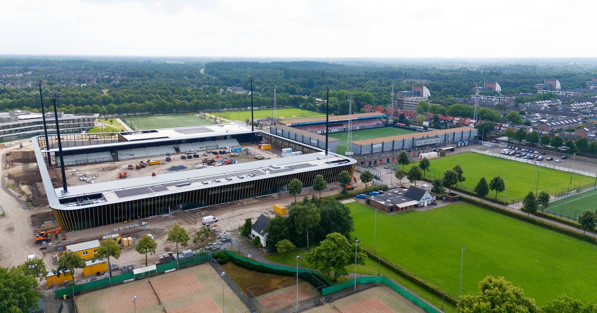 Helmond heeft nu twee stadions, gebroederlijk naast elkaar op De Braak ...