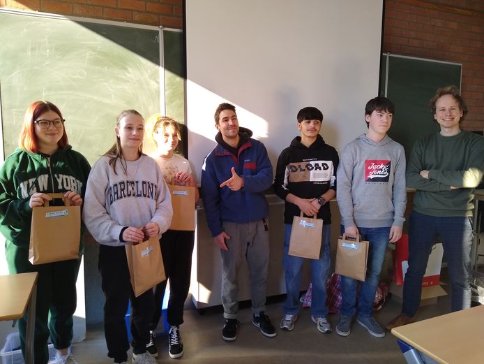 Ketnetheld brengt hulde aan scholieren na succesvolle zwerfvuilactie ...