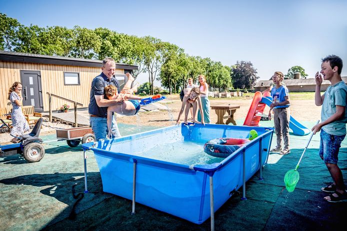 Peter en Tonny willen voorkomen dat hun kinderen opgesloten worden. Ze gaan een woonzorglocatie ...