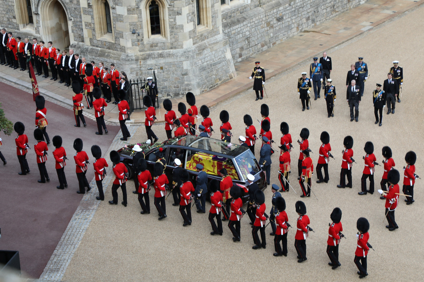 Les images impressionnantes de l'ultime procession sur "the Long Walk ...