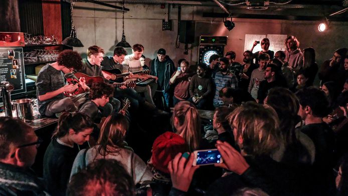 Mooneye geeft akoestisch concertje in jeugdhuis Krak | Avelgem | hln.be