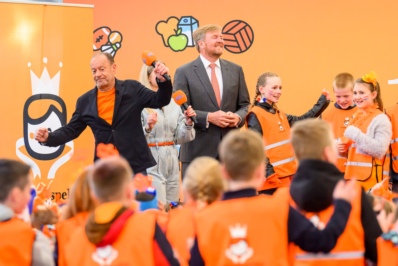De Koning viert feest in Deventer met beroemde sporters en 850 kinderen ...