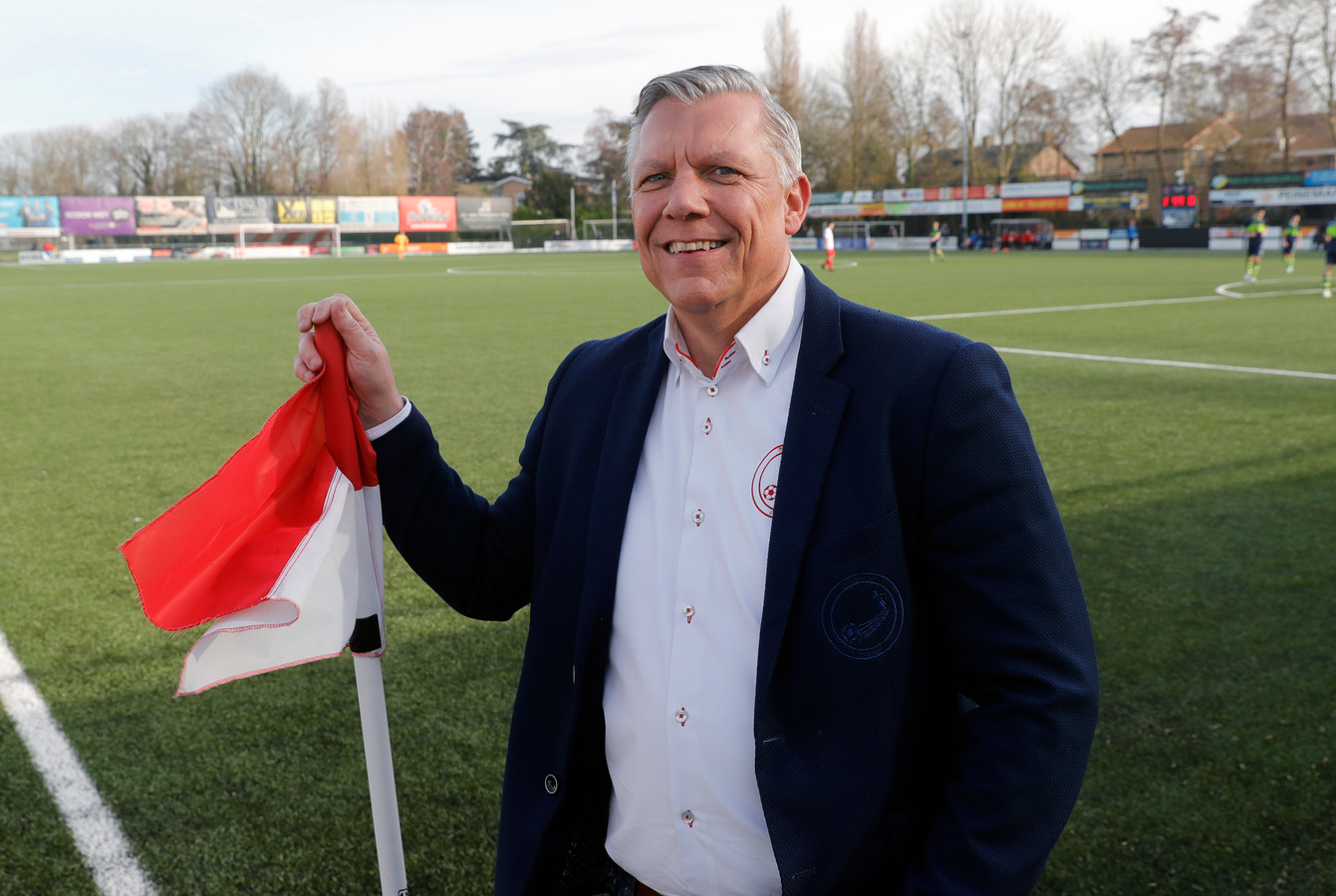 Scheids­rech­ter de gebeten hond en 41-jarige scoort wondergoal: lees ...