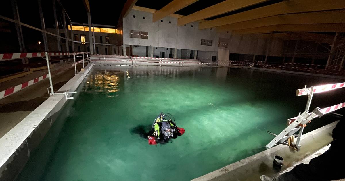 Brandweermannen duiken als eerste in nieuwe zwembad | Lokeren | hln.be