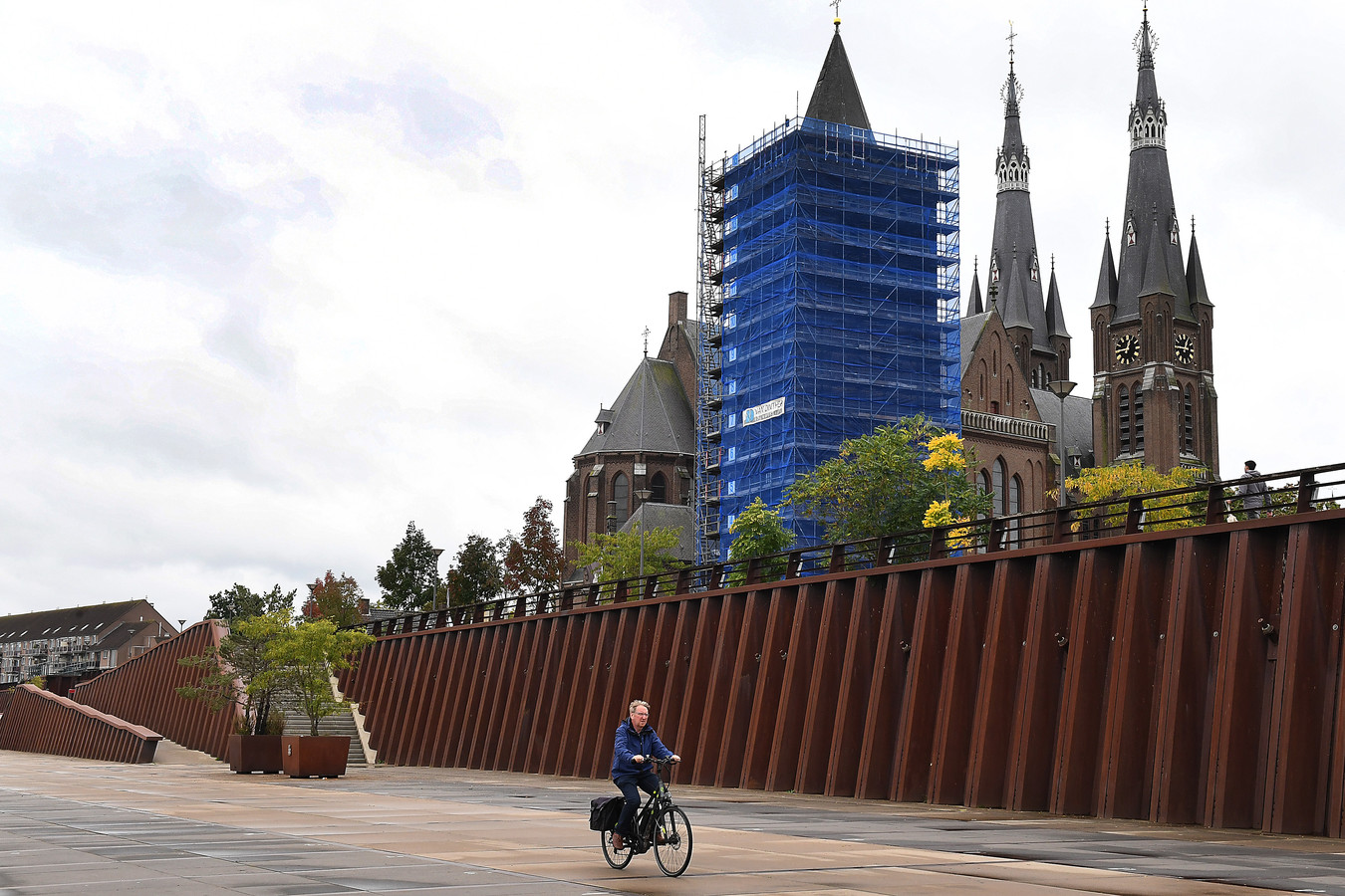 Oude ‘blauwe’ kerktoren van Cuijk wacht nieuwe opknapbeurt | Foto ...
