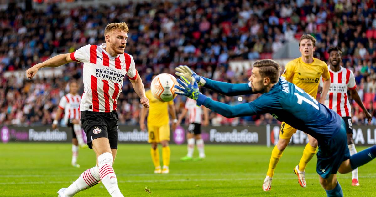 PSV oogt als een tanker in een drooggelopen vijver en werkt zich in ...