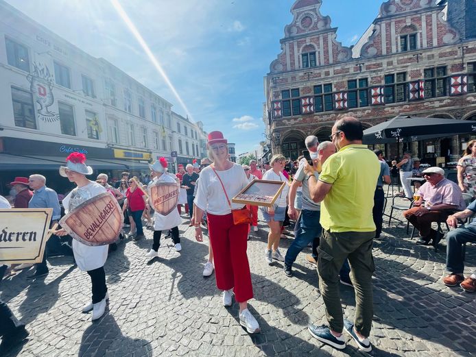 Dendermonds schepencollege deelt kopvlees uit tijdens ommegang Ros ...
