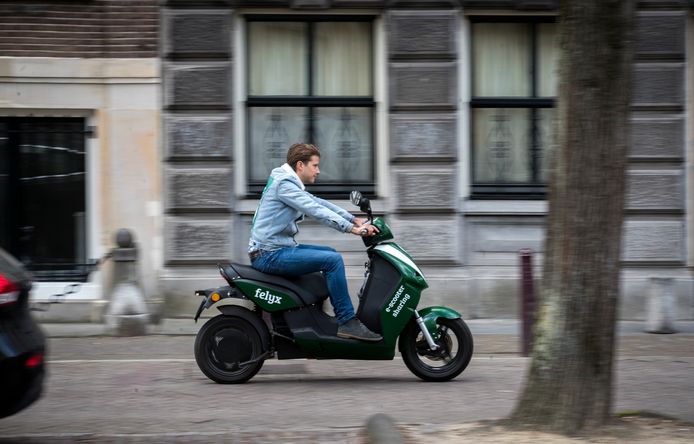 De deelscooter rukt op: Felyx snel naar andere steden | Economie | AD.nl