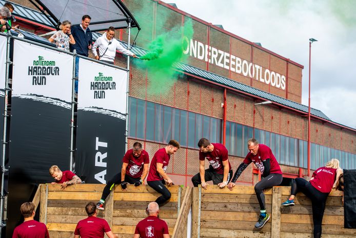 6000 deelnemers rennen door de Rotterdamse haven tijdens de Harbour Run ...