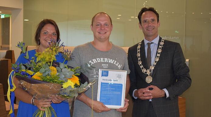 Rik van Velzen ontvangt Harderwijker Speld | Harderwijk | destentor.nl