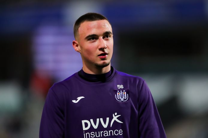 Le jeune défenseur d'Anderlecht Zeno Debast, 18 ans, prolonge jusqu'en ...