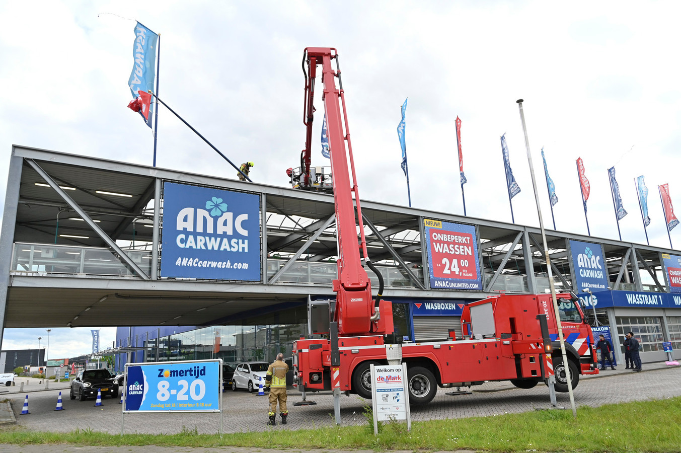 Stormschade zorgt voor gevaarlijke situatie bij wasstraat Anac in Breda ...