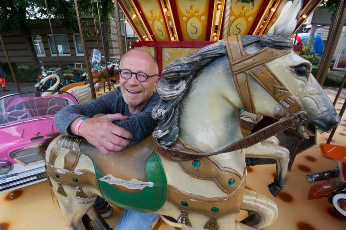 Cees maakt zijn jongensdroom waar: hij kocht een draaimolen en zegde ...