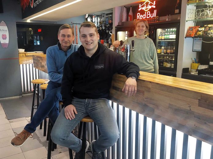 Alexander (28) volgt de voetsporen van zijn ouders en neemt jeugdcafé ...