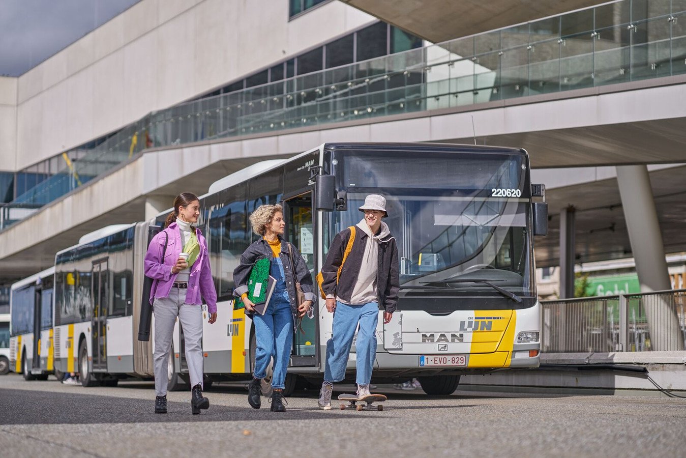 Sinds 2019 ruim 26.000 boetes voor minderjarigen bij De Lijn | Foto ...