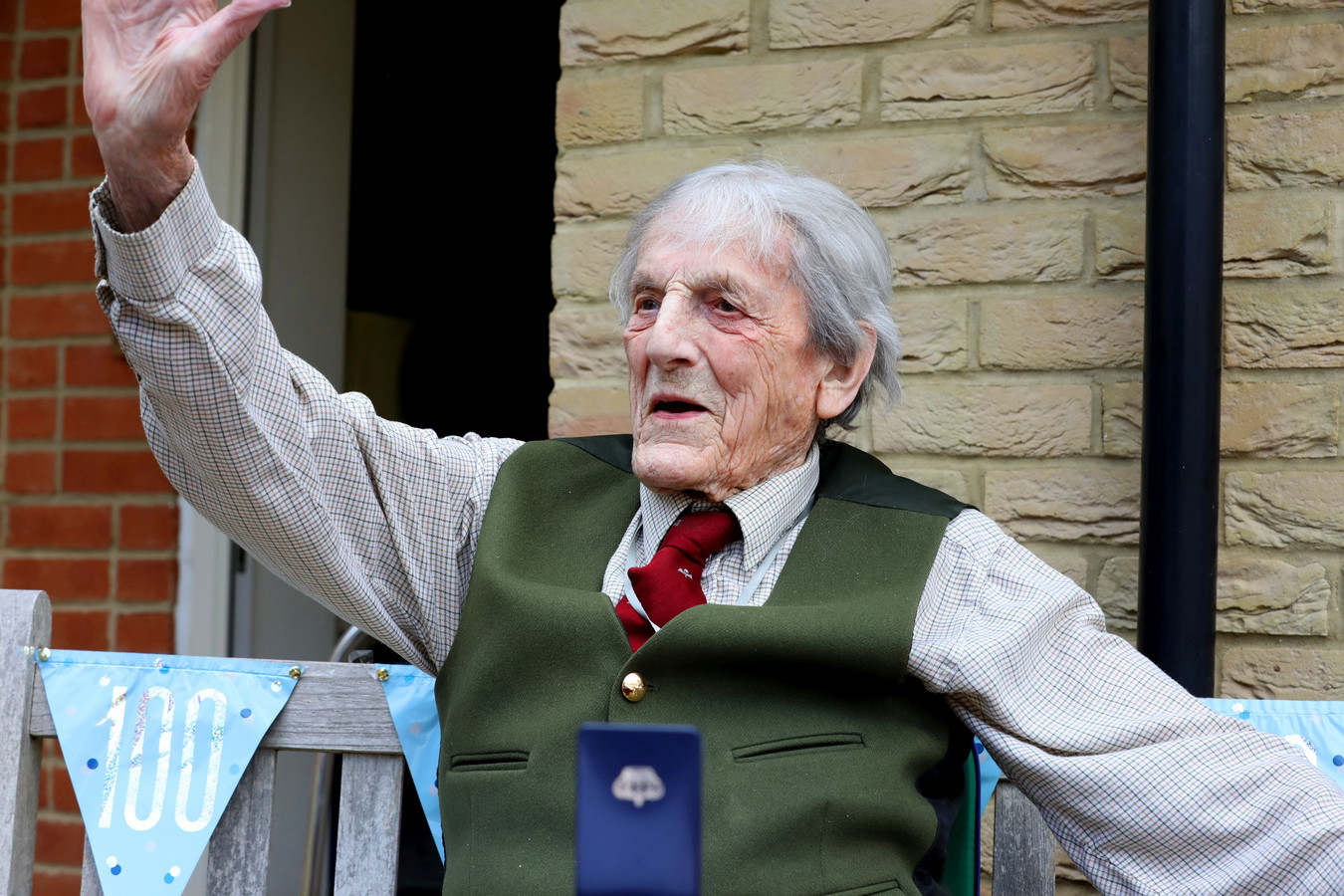 Arnhem veteraan John Waddy (100) toont trots zijn Schmeisser MP40 en ...