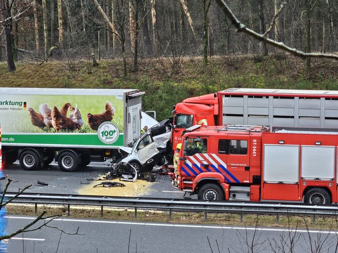 Dode door ernstig ongeluk op A50; personenauto geplet tussen twee vrachtwagens | Binnenland | AD.nl