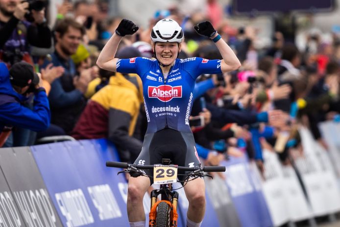 Ondanks val haalt Pidcock zijn slag op mountainbike, ook Pieterse zegeviert in haar eerste MTB ...