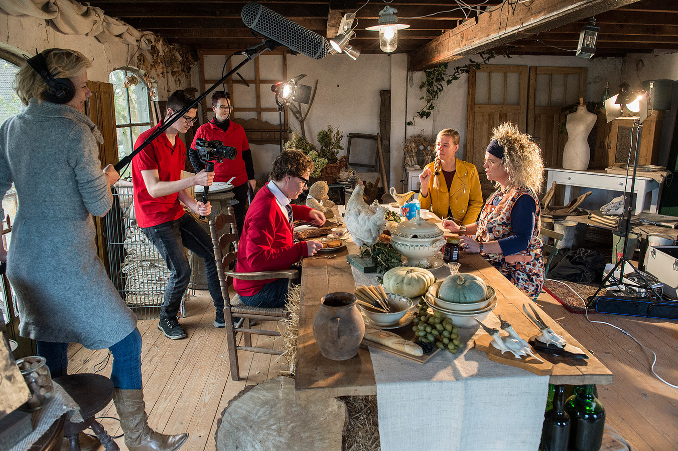 Opnames jeugdserie Kloes zijn bij De Hippe Kip Brocante in Rijen | Foto ...
