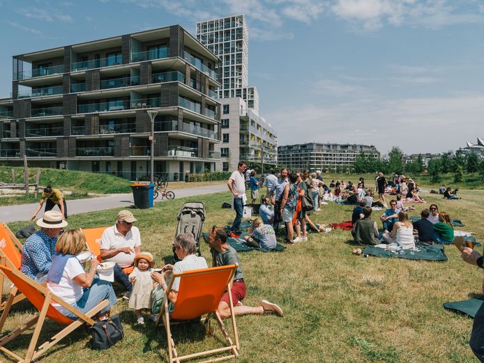 Meer dan 170 mensen picknicken in Park Nieuw Zuid in Antwerpen ...