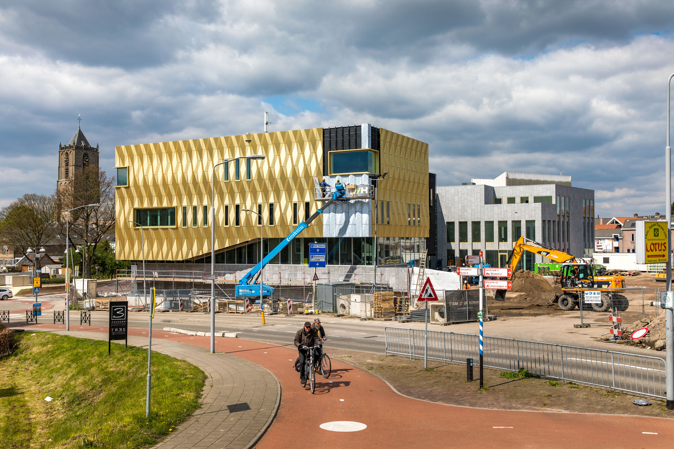 Tiel rolt regenboogloper uit bij cultuurgebouw Zinder | Foto ...