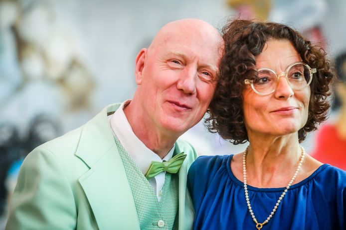 VIDEO. Herr Seele huwt met Katia: opvallende aankomst op stadhuis ...